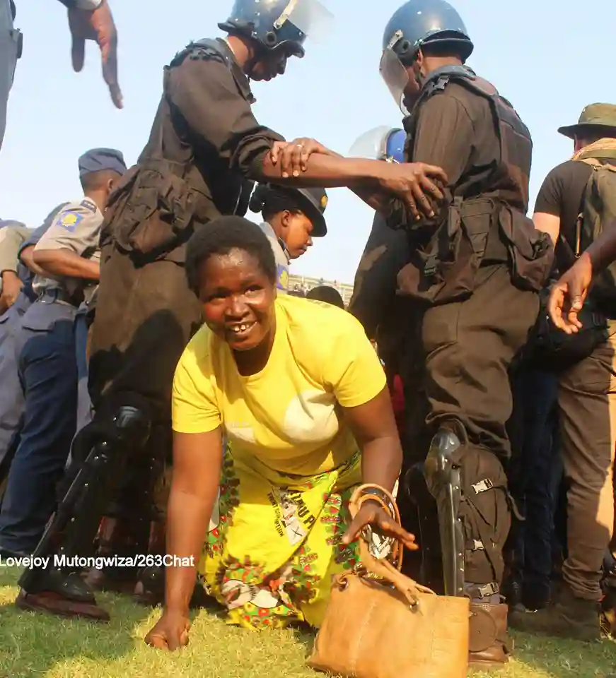 PICTURES: Police Block Public From Viewing Mugabe's Body
