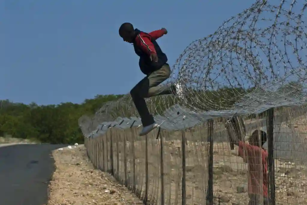 WATCH: Smugglers, Zimbabwean & South African Authorities Open ...